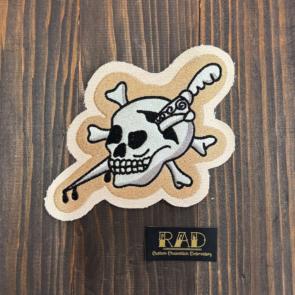 トラディッショナルスカルアンドダガー | ジャガード刺繍ワッペン – Rainbow Adventure Embroidery